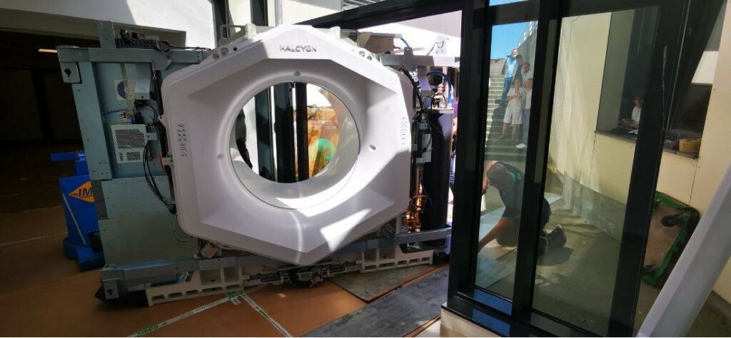 Arrivée d'un nouvel accélérateur de radiothérapie : l'HALCYON - Centre ...